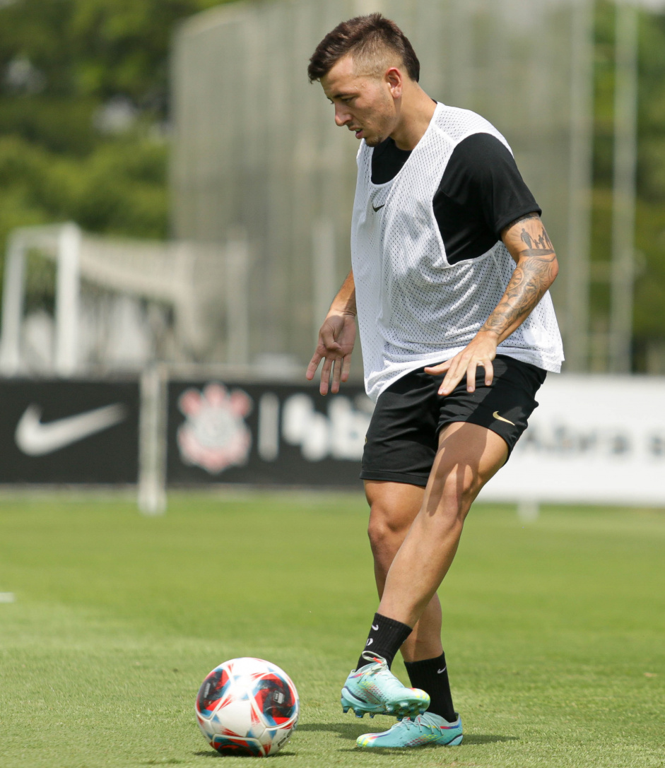 Ryan Que Participou De Treino Junto Ao Time Profissional A Bola