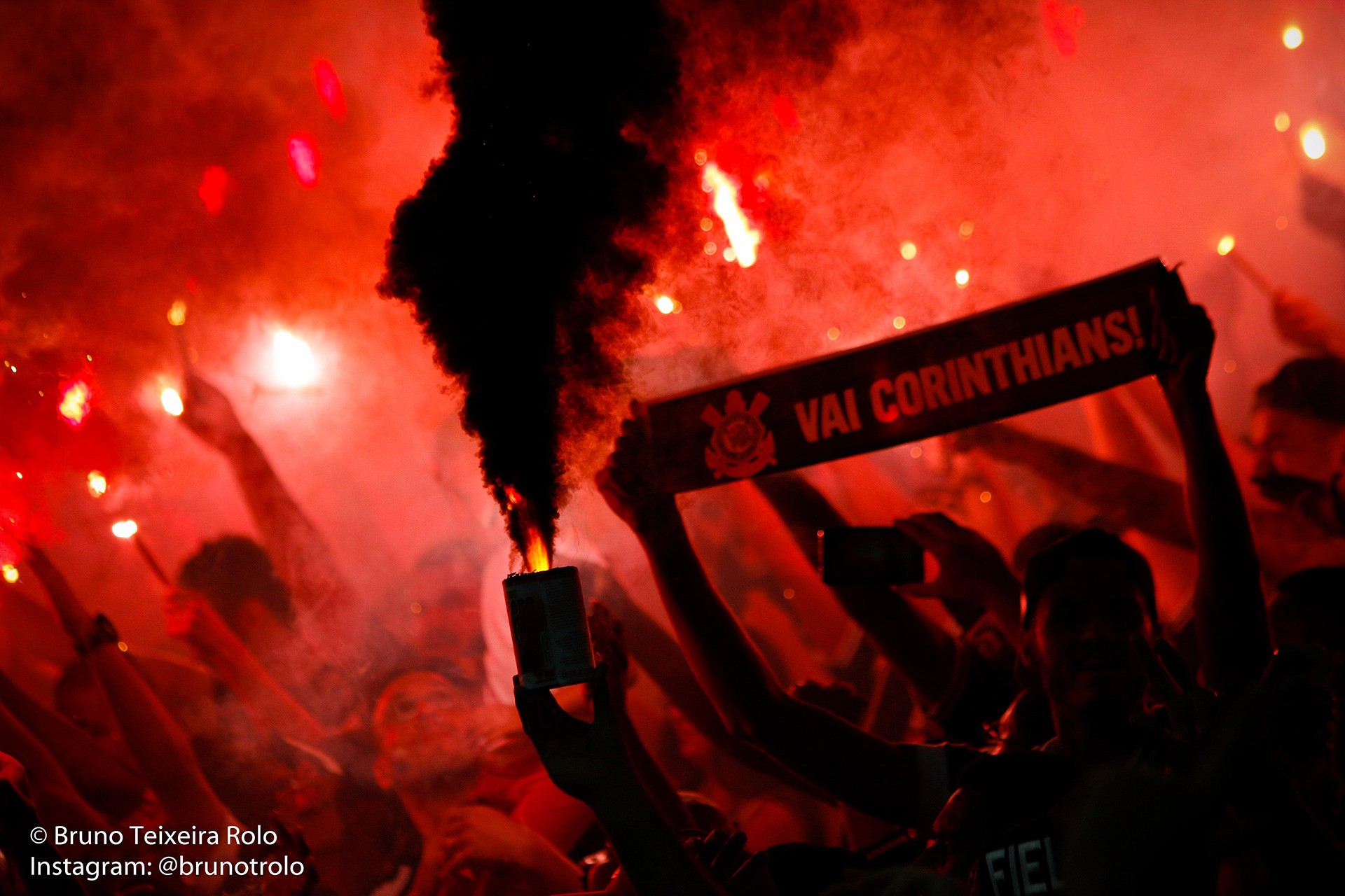 Fundo de tela do Corinthians: Festa na torcida na Arena, por Bruno Teixeira