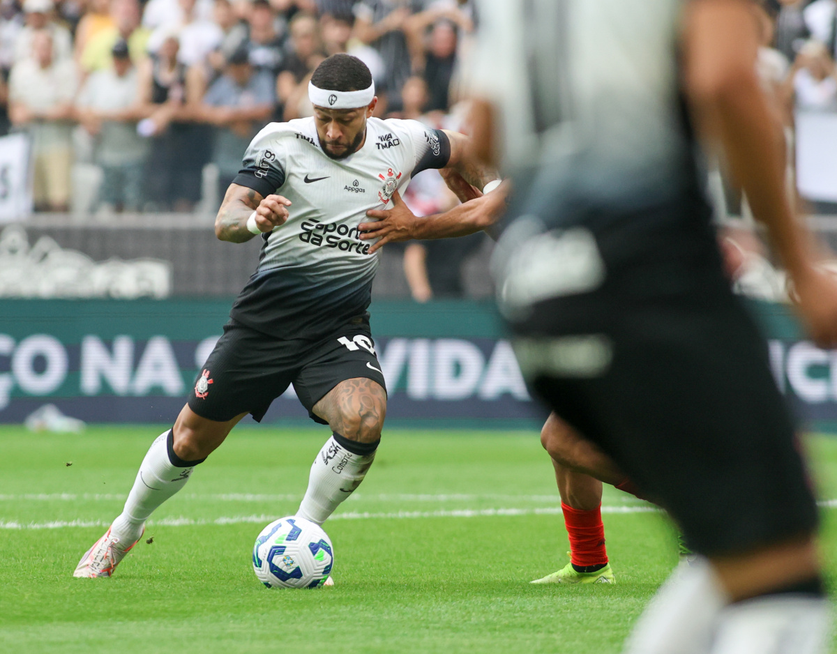 Memphis Depay faz a diferença e garante vitória de virada do ...