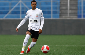 Denner atuando pela lateral-esquerda da equipe Sub-20 do Corinthians