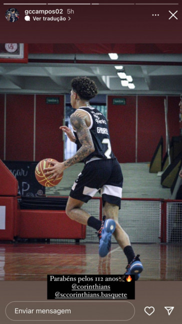 Jogadores dos times de futsal e basquete parabenizam o Corinthians por ...