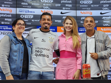 Matheus Bidu é apresentado pelo Corinthians no CT Joaquim Grava; veja fotos