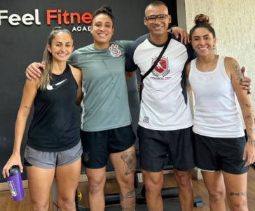 Goleira do Corinthians não poupa nem o Natal e aparece treinando pesado em rede social