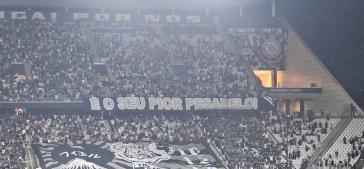 Torcida do Corinthians ergue mosaico 3D com provocações antes de Dérbi ...