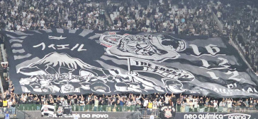 Torcida do Corinthians ergue mosaico 3D com provocações antes de Dérbi ...