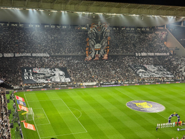 Torcida do Corinthians ergue mosaico 3D com provocações antes de Dérbi ...