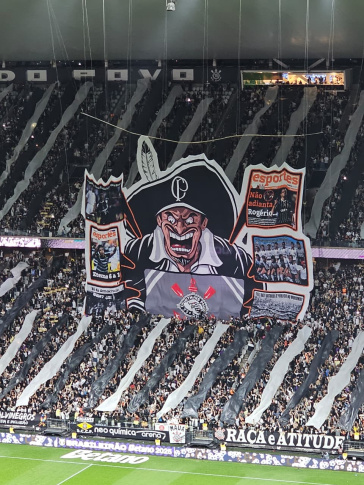 Confira as imagens do mosaico da torcida do Corinthians em provocação ...