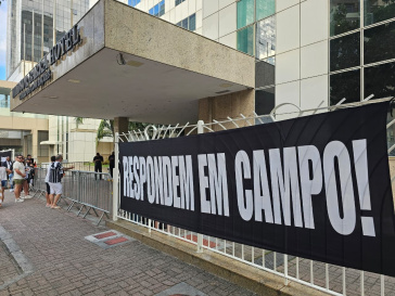 Torcida do Corinthians exibe faixas de cobrança ao elenco antes de ...