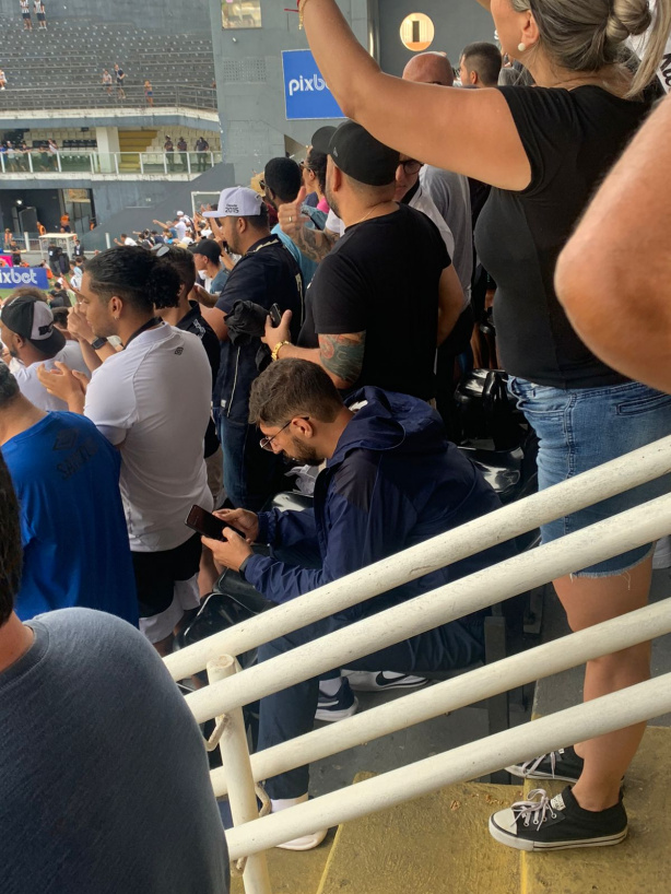 Atacante do Corinthians é observado por olheiro do Zenit durante a ...