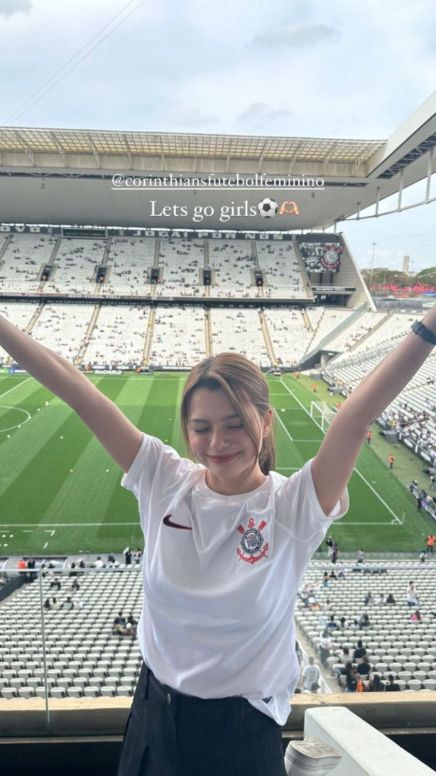 Atriz asiática acompanha final do Brasileirão Feminino na Neo Química ...