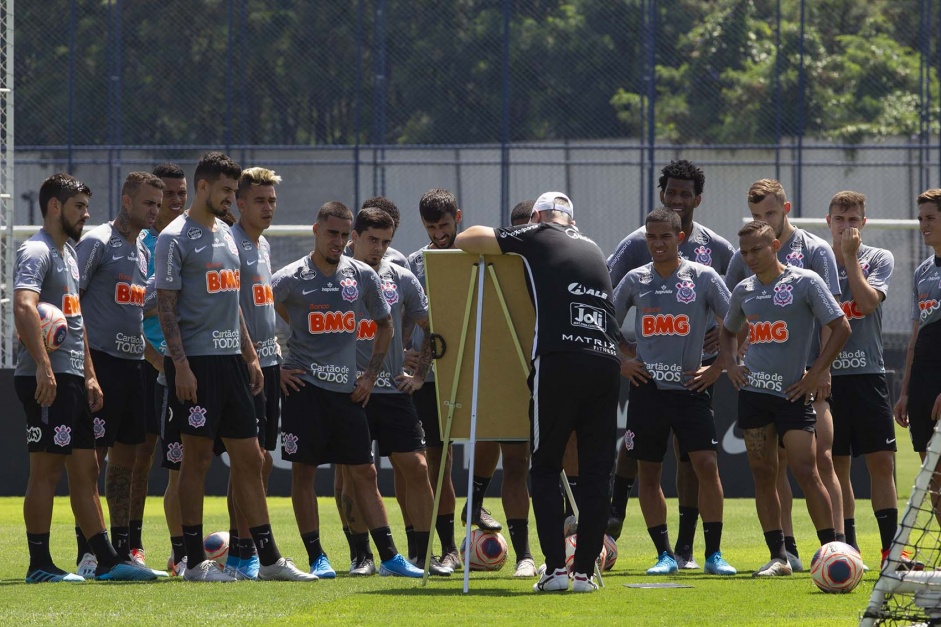 Elenco do Corinthians no treinamento desta terça-feira no CT Joaquim Grava