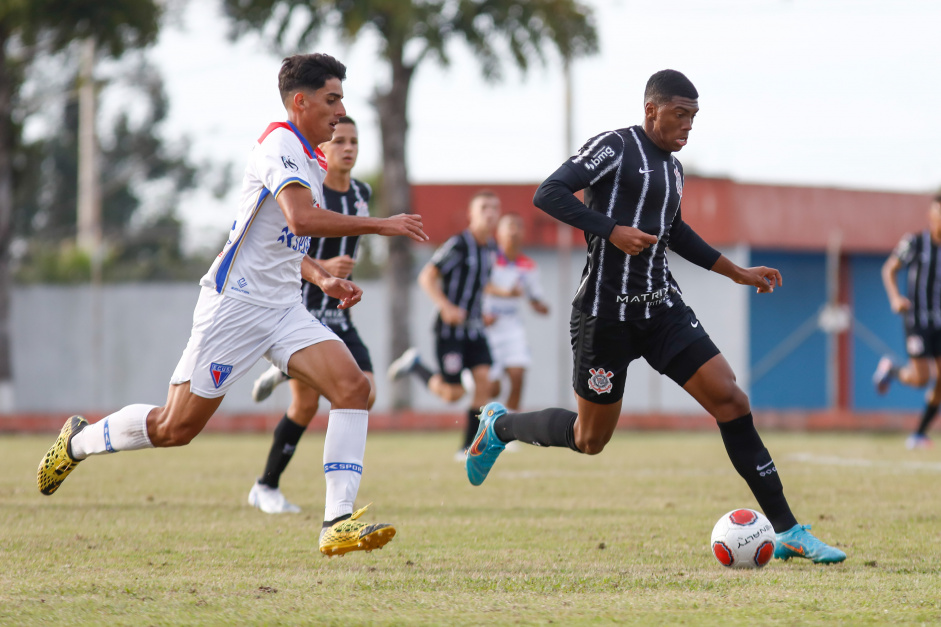 Felipe Augusto se divide entre base e profissional e joga dois dias ...