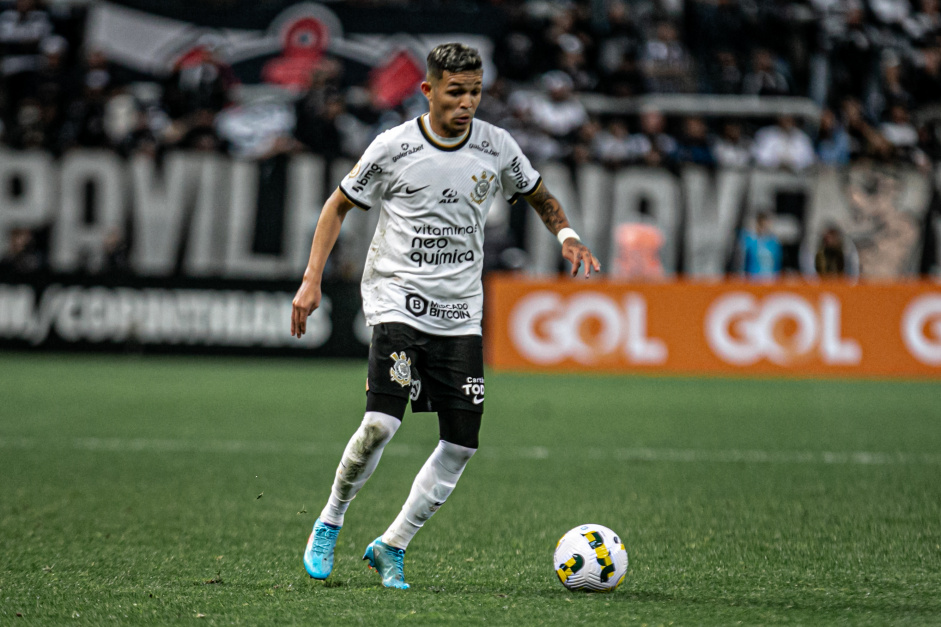 Adson foi titular do Corinthians em clássico contra o Santos no Brasileirão