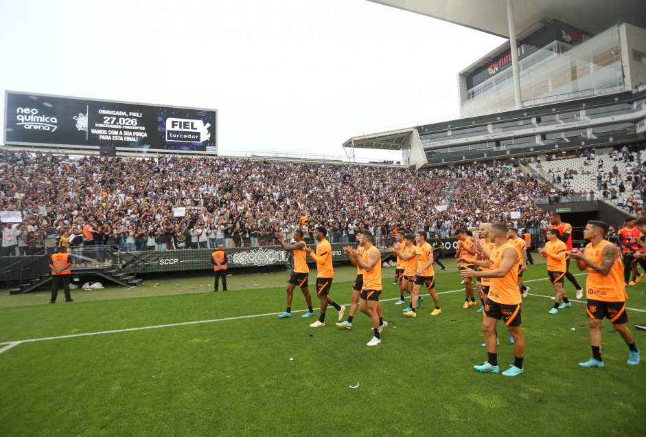 Elenco do Corinthians valorizando a presença da Fiel em treino aberto