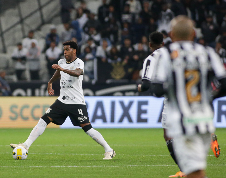 Gil entra em rodízio e tem ano completo com menos jogos no Corinthians