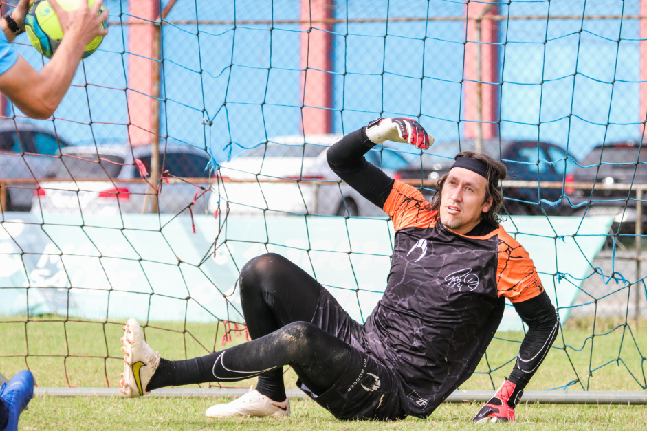 Veja fotos do treinamento de Cássio durante as férias no Sul