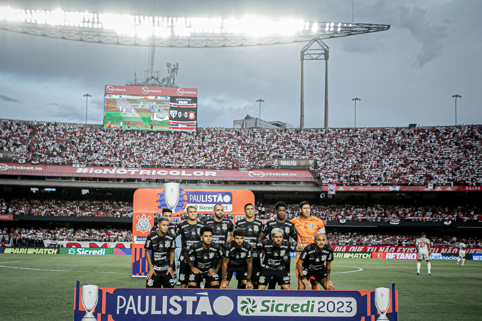 Elenco do Corinthians perfilado antes de iniciar o duelo contra o São ...
