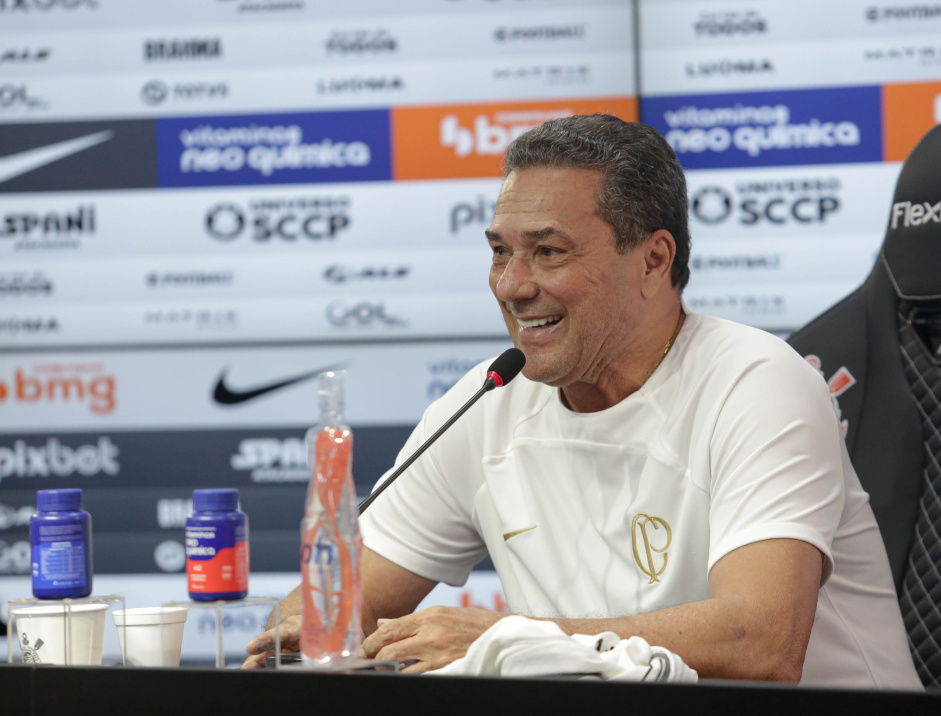 Barbeiro conta detalhes de vídeo com Luxemburgo que viralizou nas redes sociais; veja