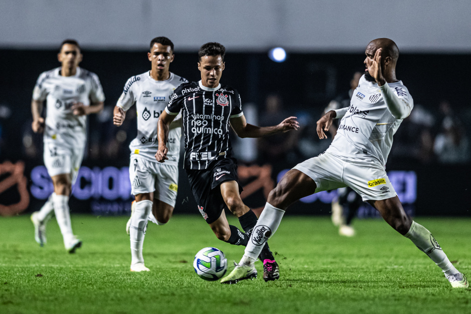 Matheus Araújo driblando marcador do Santos