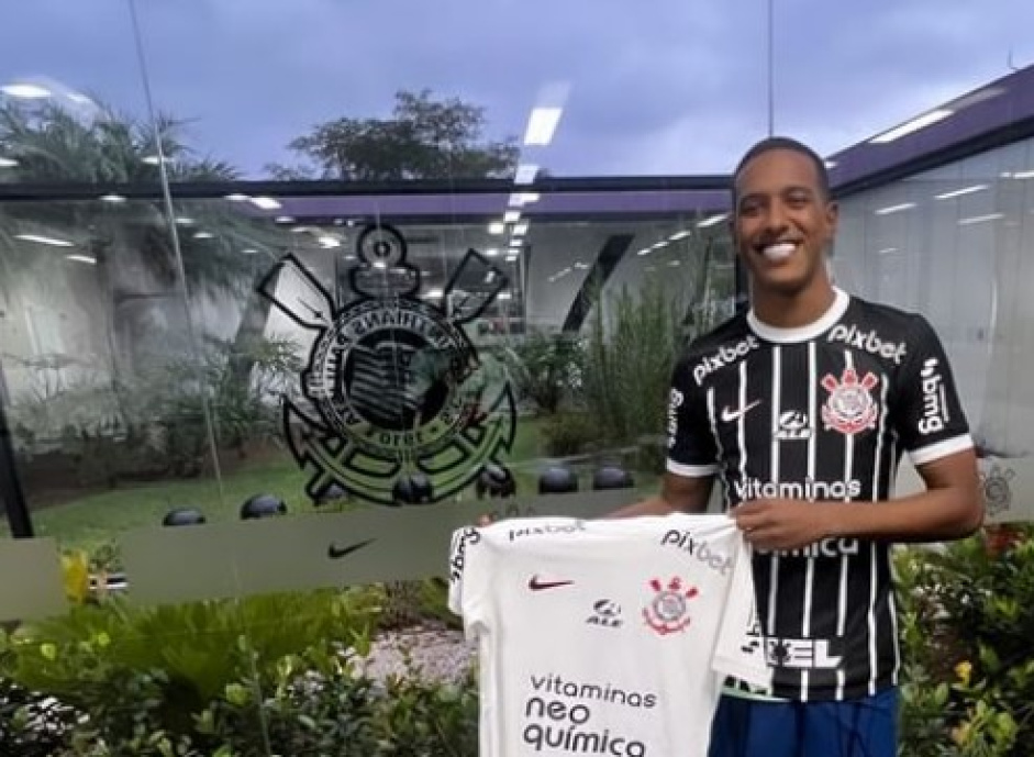 Ex-zagueiro retorna ao CT Joaquim Grava e tira foto com uniformes do ...