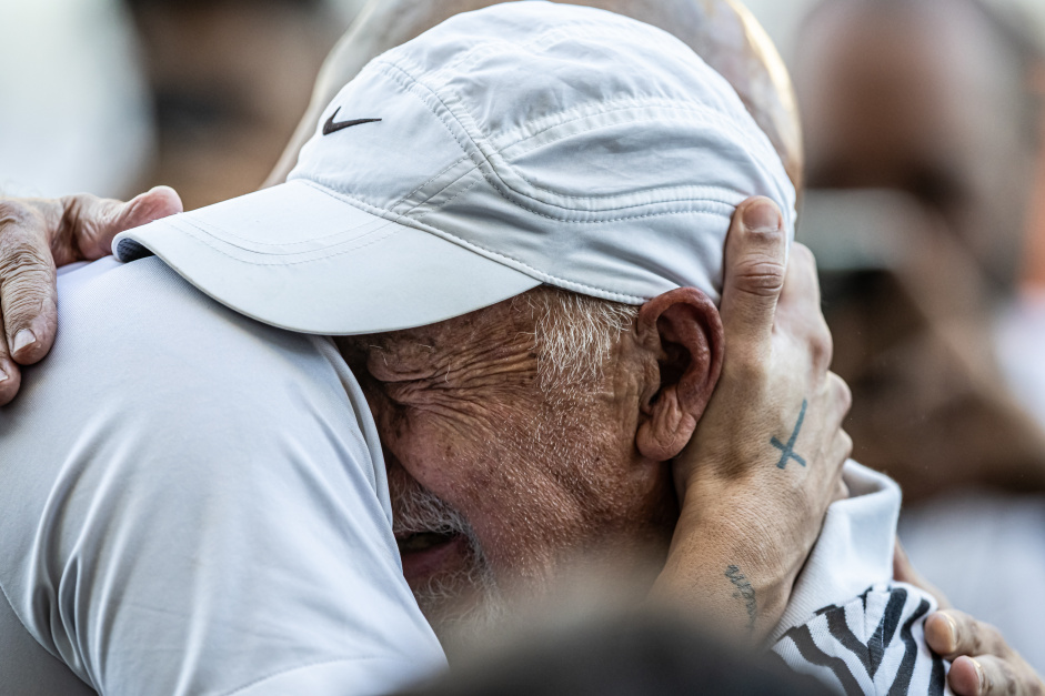 Fábio Santos abraçando o pai