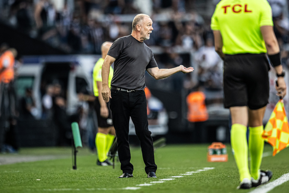 Mano Menezes abre o jogo sobre reformulação no elenco do Corinthians