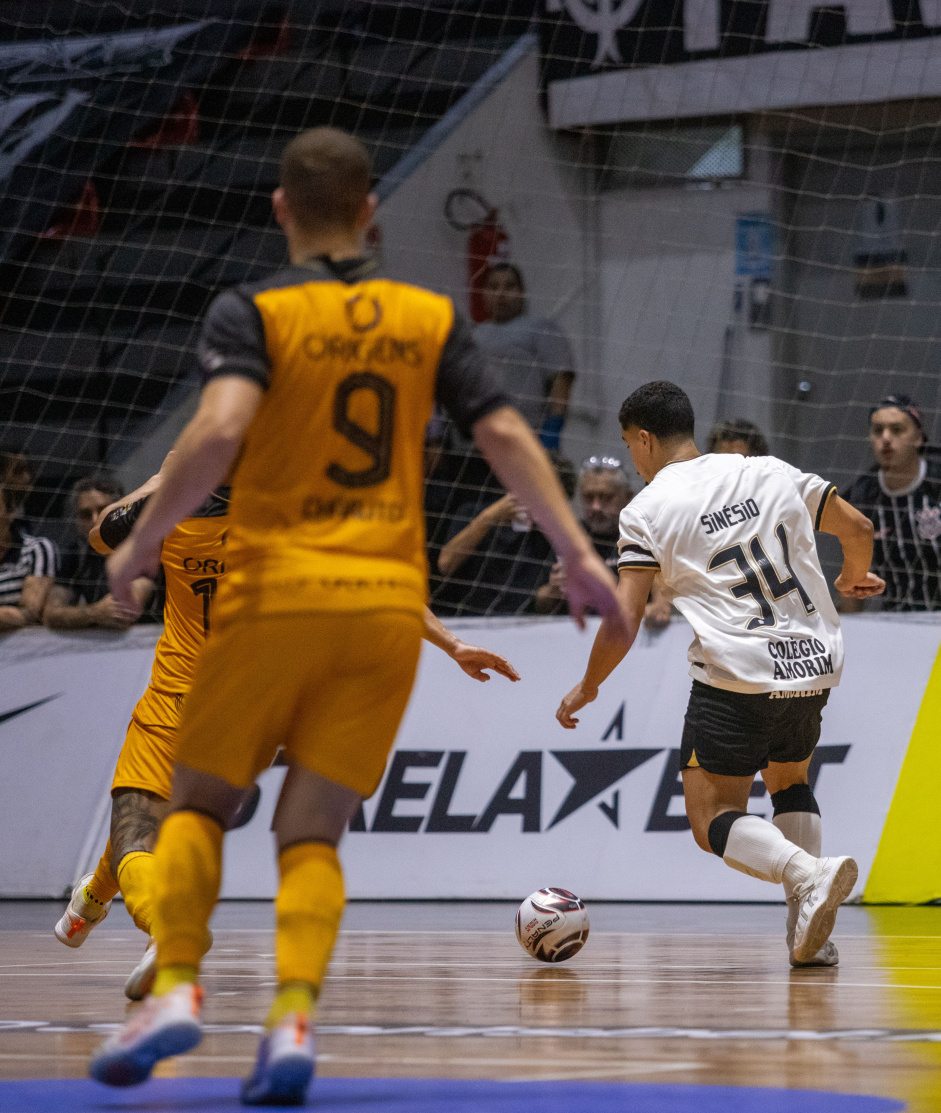 Sinésio com a bola no jogo de ida entre Corinthians e Magnus na final ...