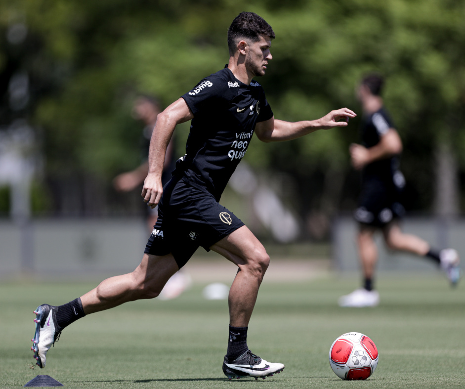 Corinthians oficializa a contratação do lateral-esquerdo Hugo; saiba ...
