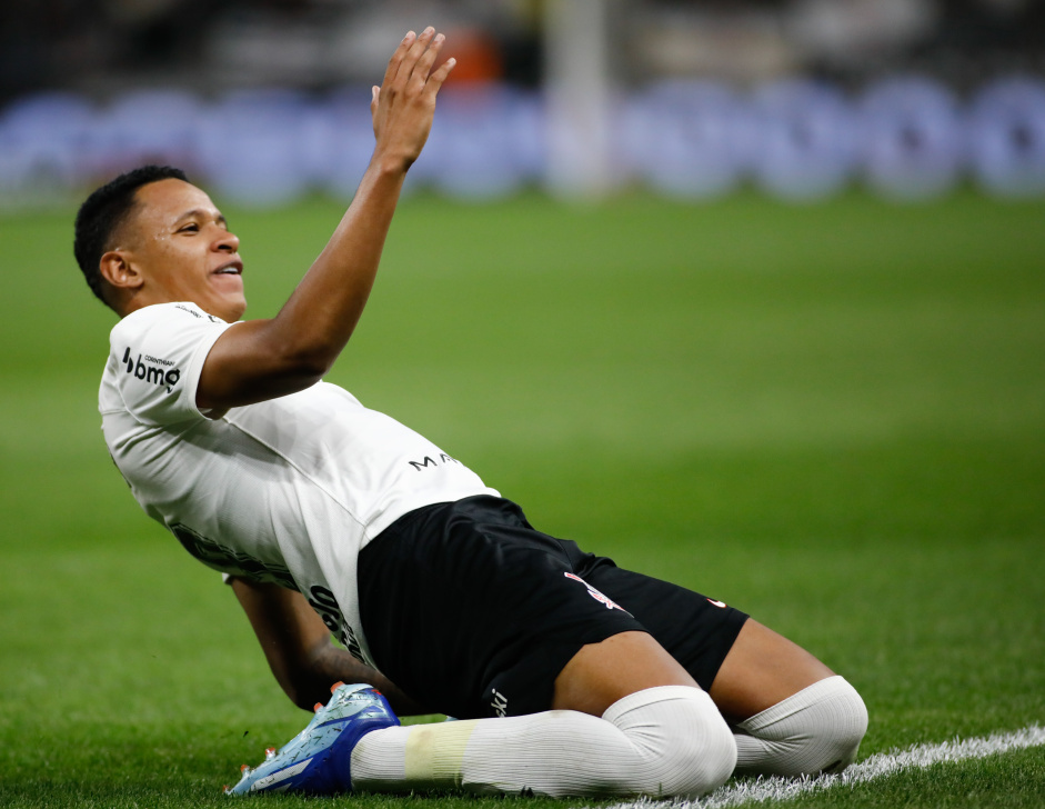 Arthur Sousa retorna ao profissional do Corinthians após mais de um ano; relembre a trajetória