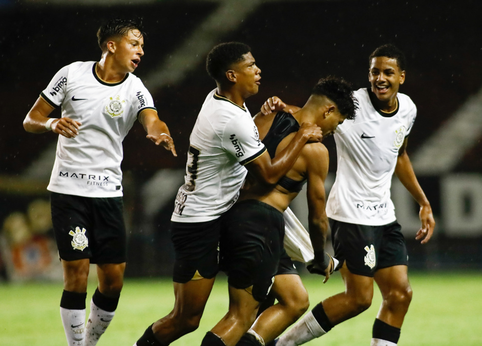 Corinthians bate Internacional em jogo com dez gols e avança às quartas ...
