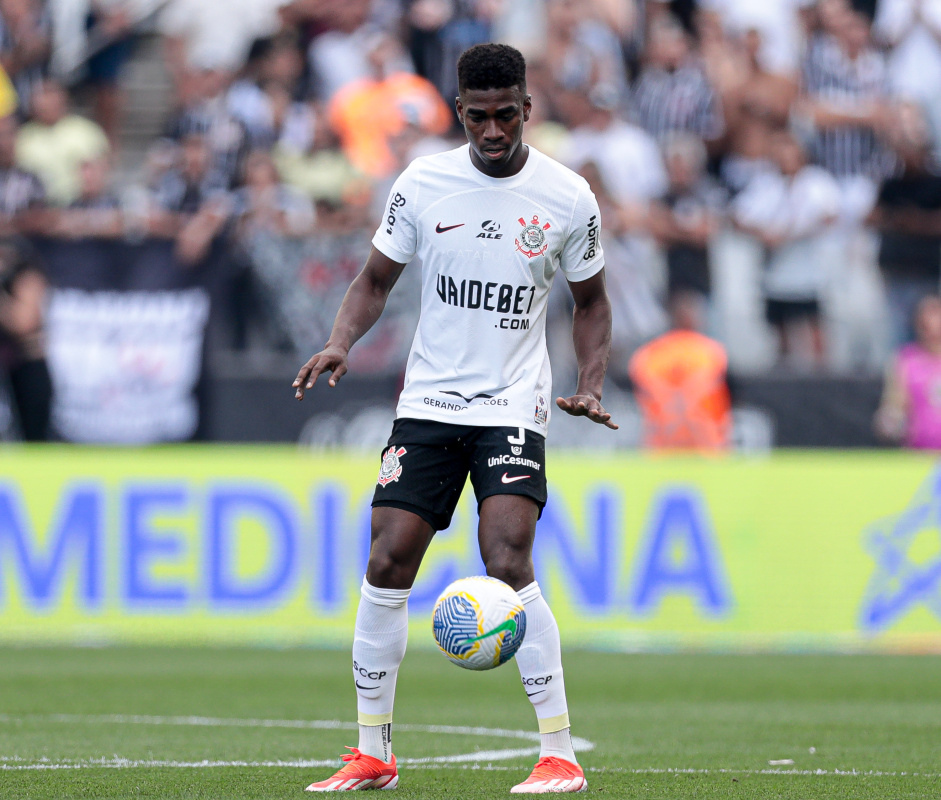 Félix Torres dominando a bola durante partida