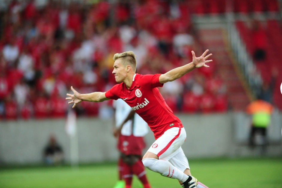 Charles, volante do Corinthians