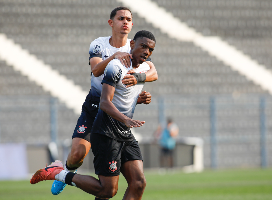 Volante do Corinthians assume vice-artilharia entre atletas ativos no Sub-20; veja lista