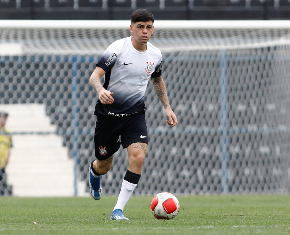 Meia que deixou o Corinthians neste ano acerta com o Flamengo