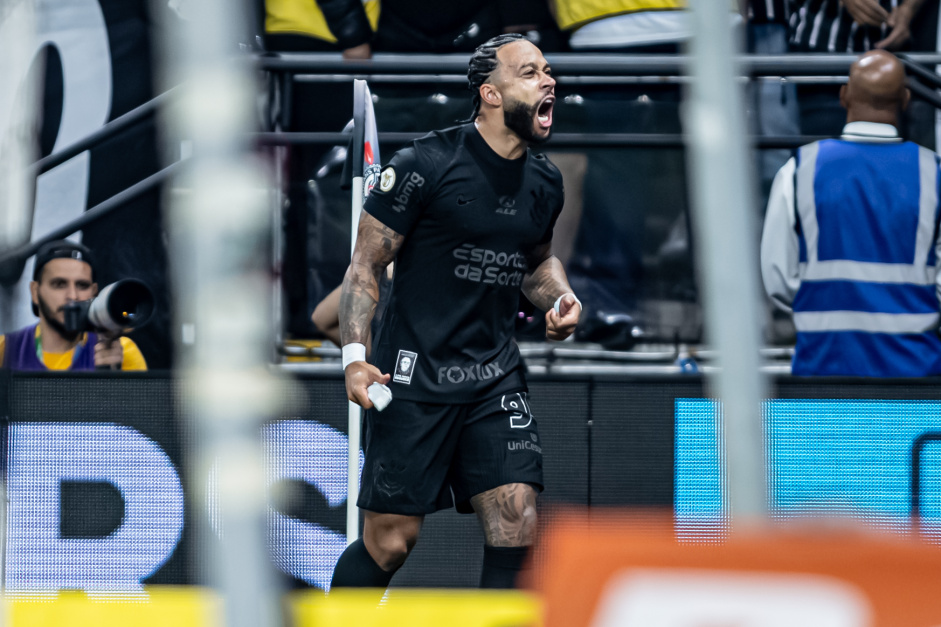 Memphis Depay completa dez jogos pelo Corinthians com números e ...
