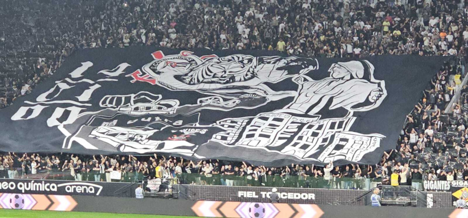 Torcida do Corinthians ergue mosaico 3D com provocações antes de Dérbi ...