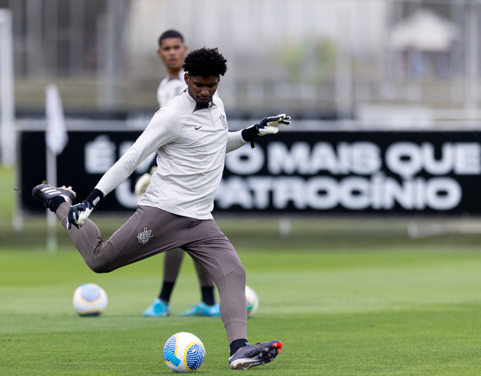 Diretor jurídico do Corinthians dá detalhes sobre aquisição de Hugo Souza