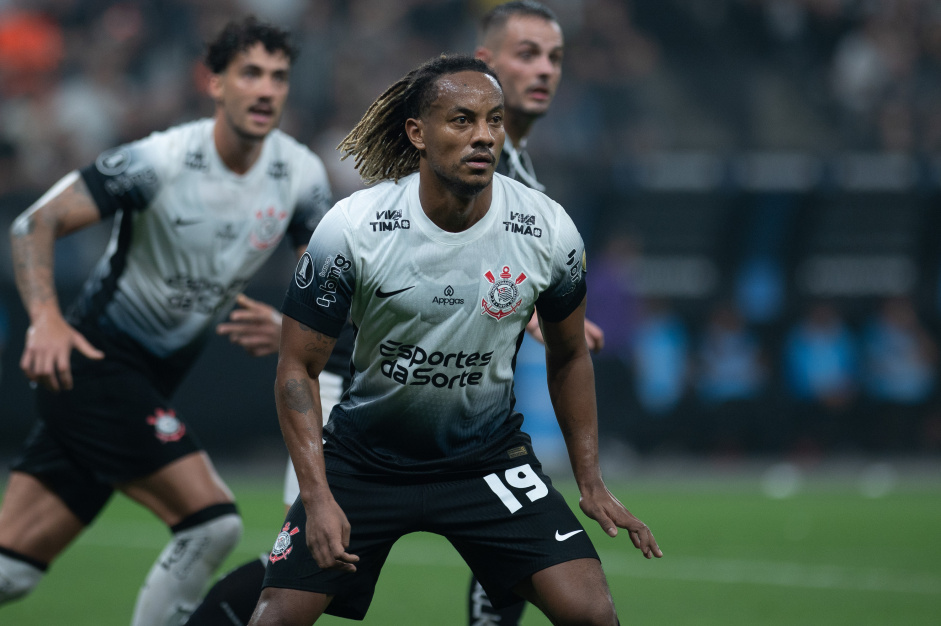 André Carrillo se destaca por relação com jogadores da base nos ...