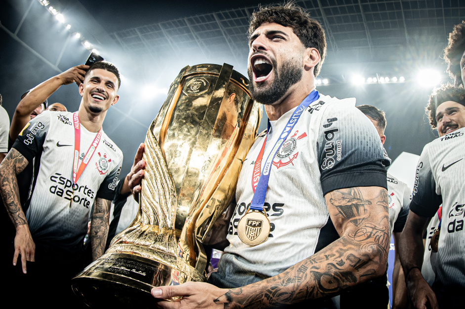 Yuri Alberto tatua taça do Paulistão em homenagem ao título do ...