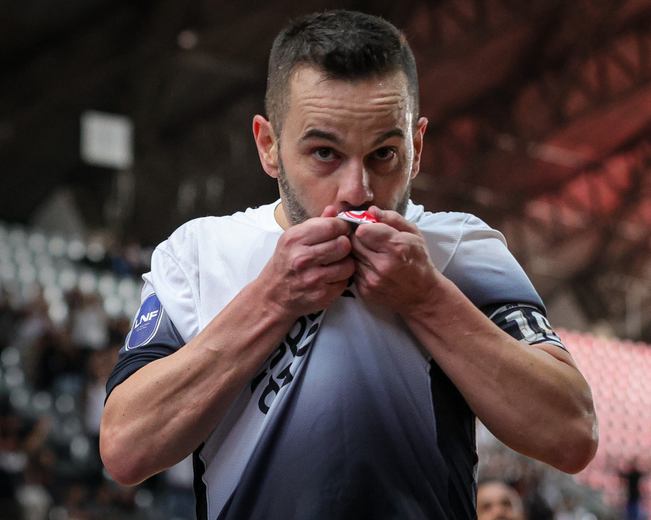 Gerente de futsal do Corinthians comenta aposentadoria de Deives: 'Ele ...