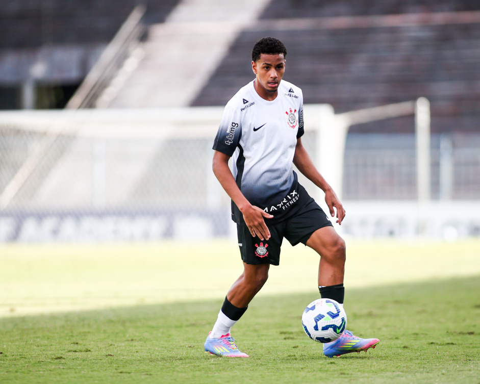Lateral do Corinthians convive com dores após lesão e segue em tratamento