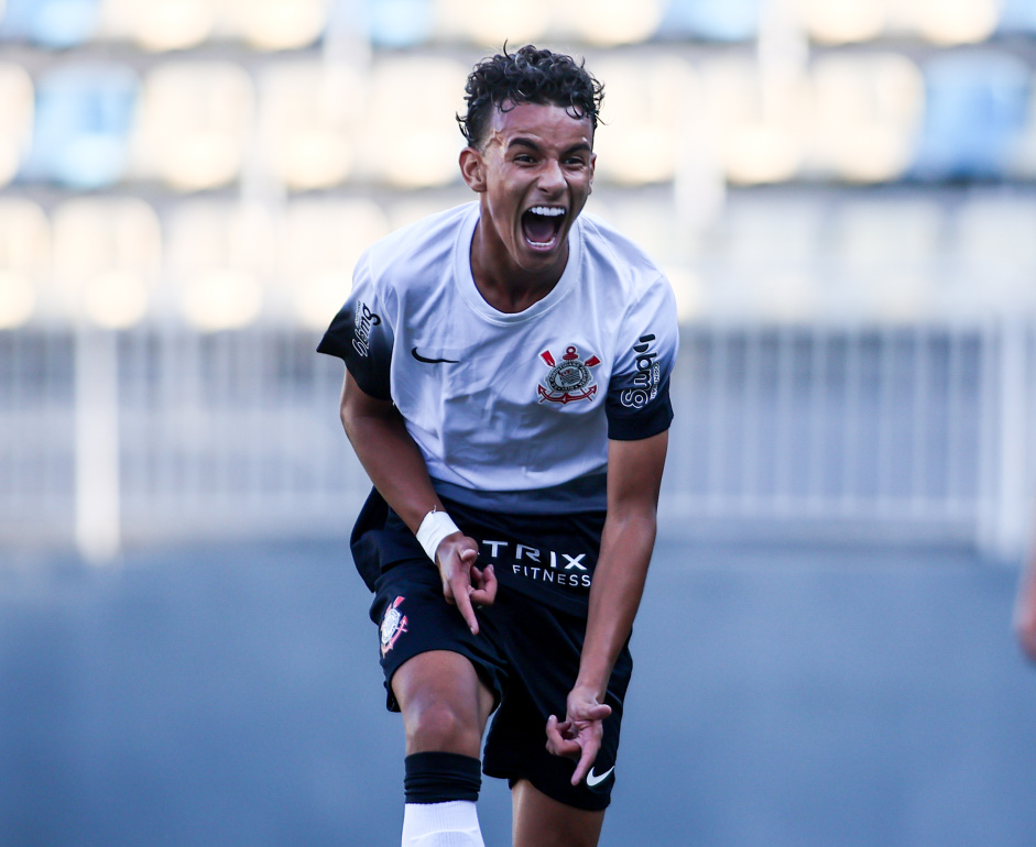 Promessa do Corinthians chega a dez gols no ano e se aproxima de recorde no Sub-17