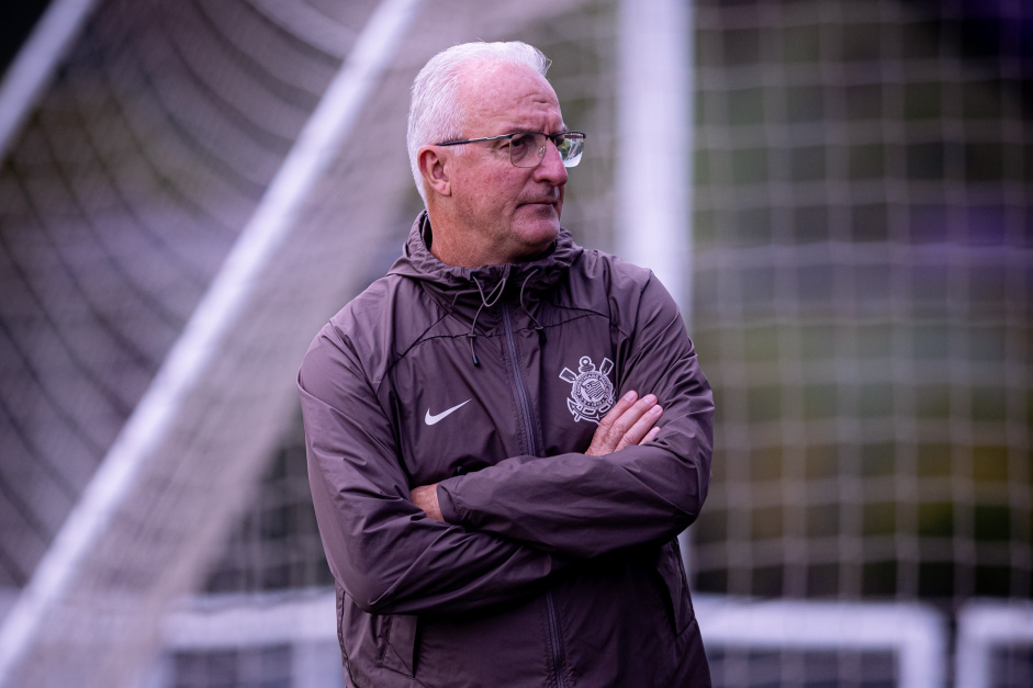 Torcida do Corinthians se divide sobre o primeiro mês de Dorival; veja ...