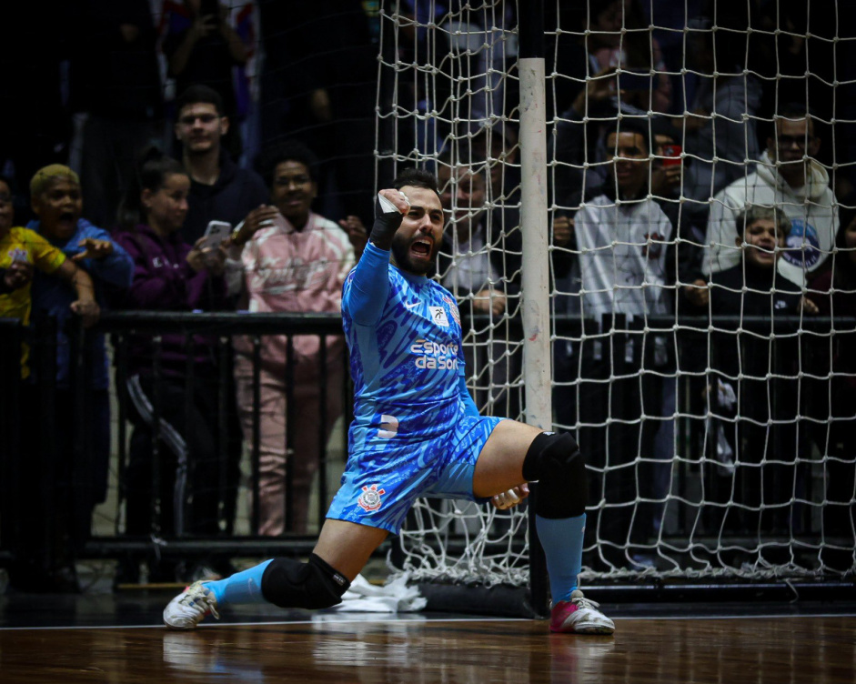 Goleiro do Corinthians comemora brilho em retorno às quadras após ...