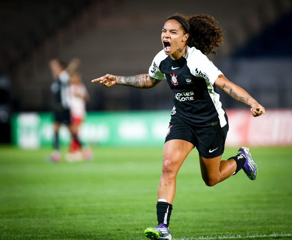 Atacante coloca fim em jejum de mais de cinco meses em vitória do ...