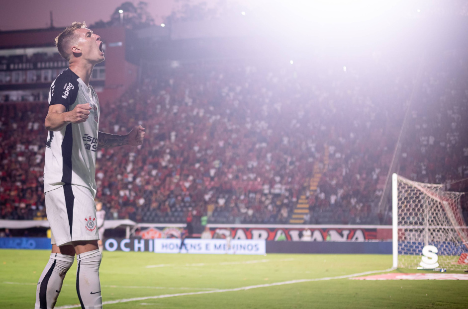 Charles volta a ser amuleto para o Corinthians em triunfo sobre o Vitória