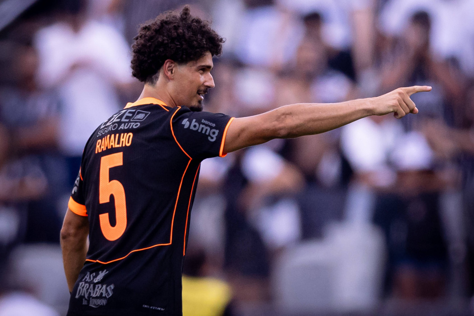 André Ramalho volta a balançar a rede pelo Corinthians após mais de um ano