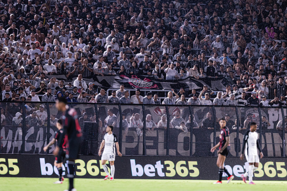 Torcida do Corinthians protesta após derrota no Paulistão e projeta ...