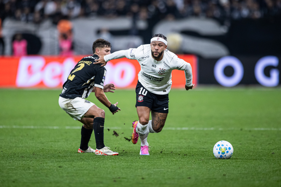 Memphis Depay alcança ex-atacante argentino em número de jogos pelo ...